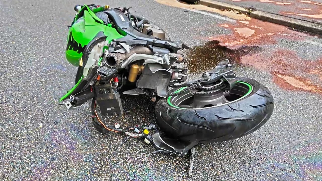 Motorcycle Crashes & CRAZY Motorcycle Moments - Episode 613 - YouTube