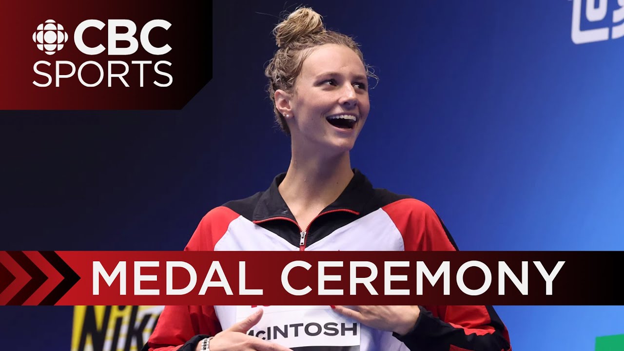 Summer McIntosh receives her gold medal for the women's 400m individual ...