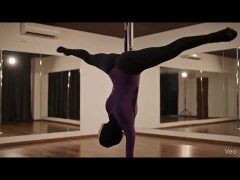 Meslek olarak direk dansı yapan türbanlı kadın #hijab #pole