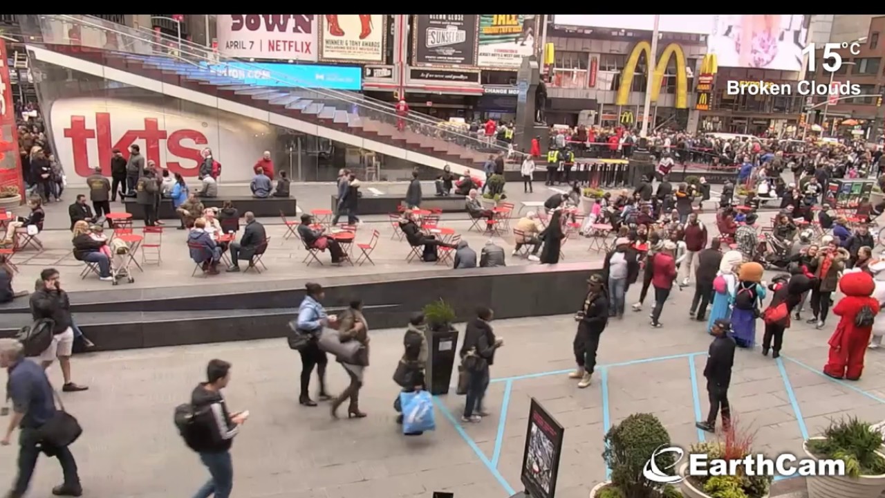 Times Square CD Scammer at work scamming tourists - YouTube