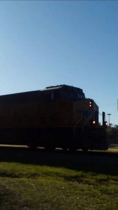 Ex SP lead/SD70M!!! UP #6281 leads a slow EB UP M-EWLI10 out of Lake Charles, Louisiana!!! - YouTube