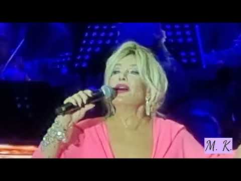 Emel Sayın-rüzgar (önce Cüneyt Arkın ile olan anısı) (İzmir Kültürpark Konseri 27.09.2024)
