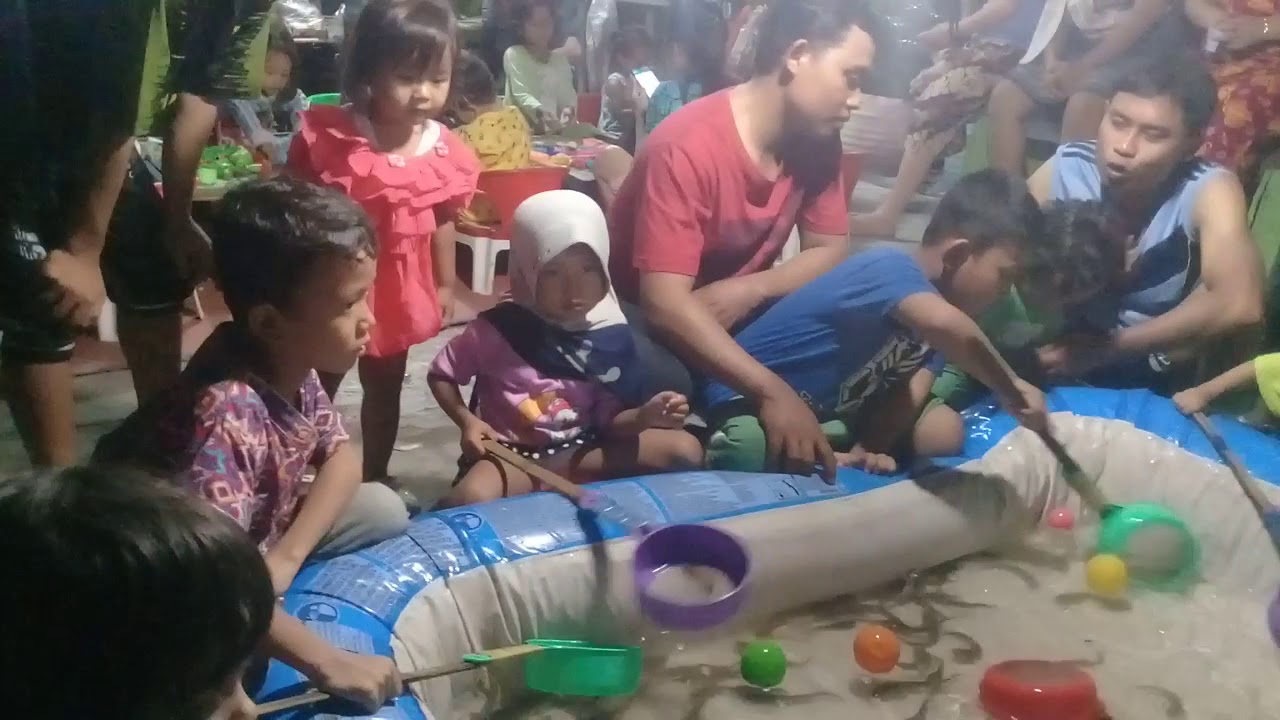 HANUM MANCING IKAN LELE DI PASAR MALAM PLUIT RAWA BEBEK - YouTube