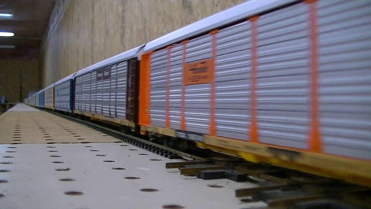 Very Long HO scale intermodal train - YouTube