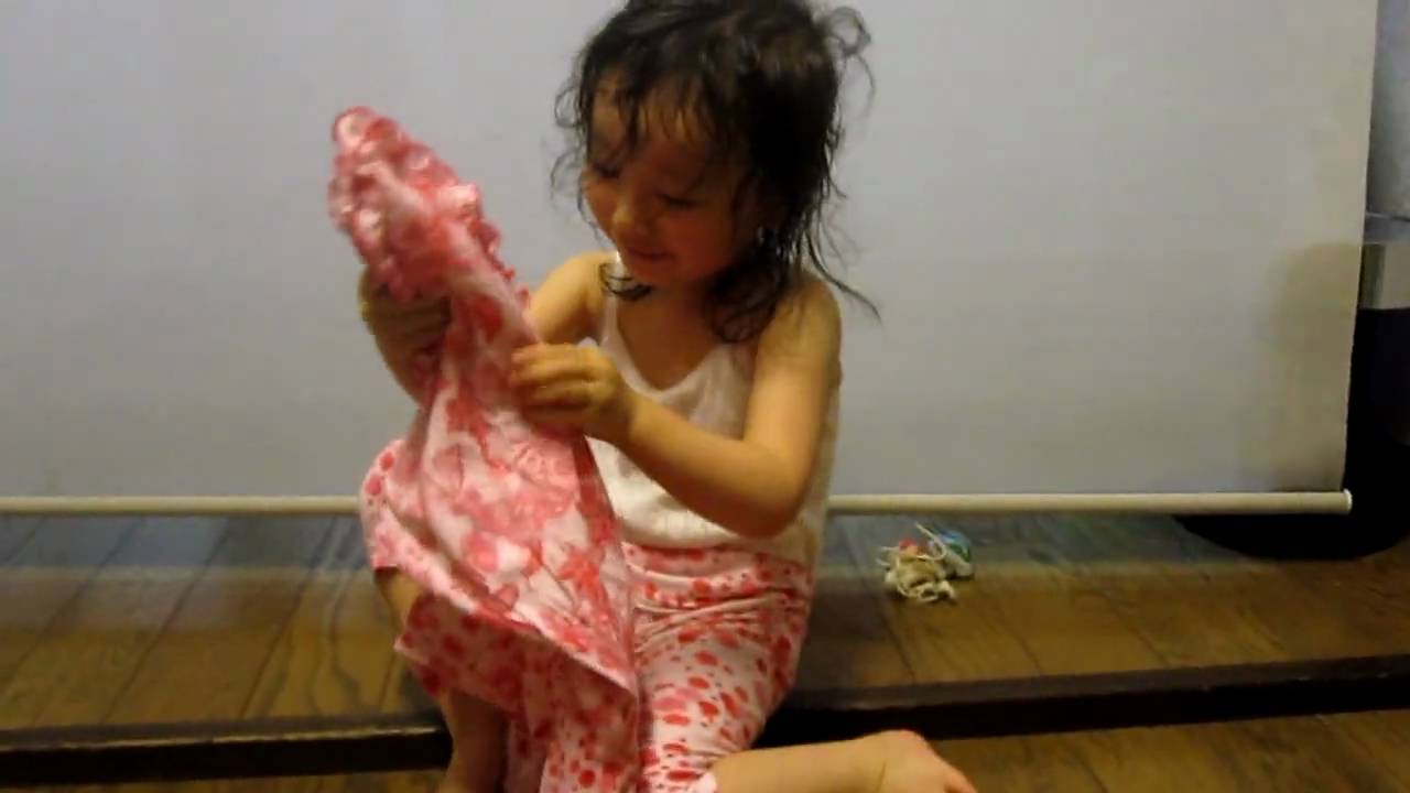 putting on pajamas ぱじゃまでおじゃま2歳。 - YouTube