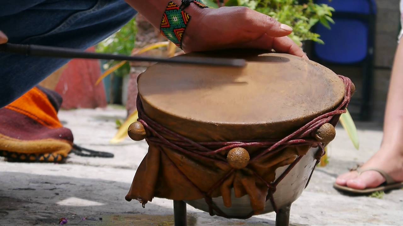Tambor de agua ceremonial......... madre tierra, padre cielo - YouTube