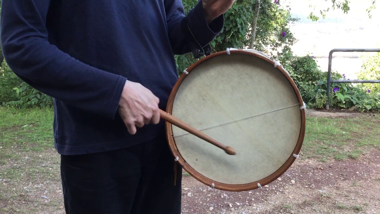 Tamborim (close) - YouTube