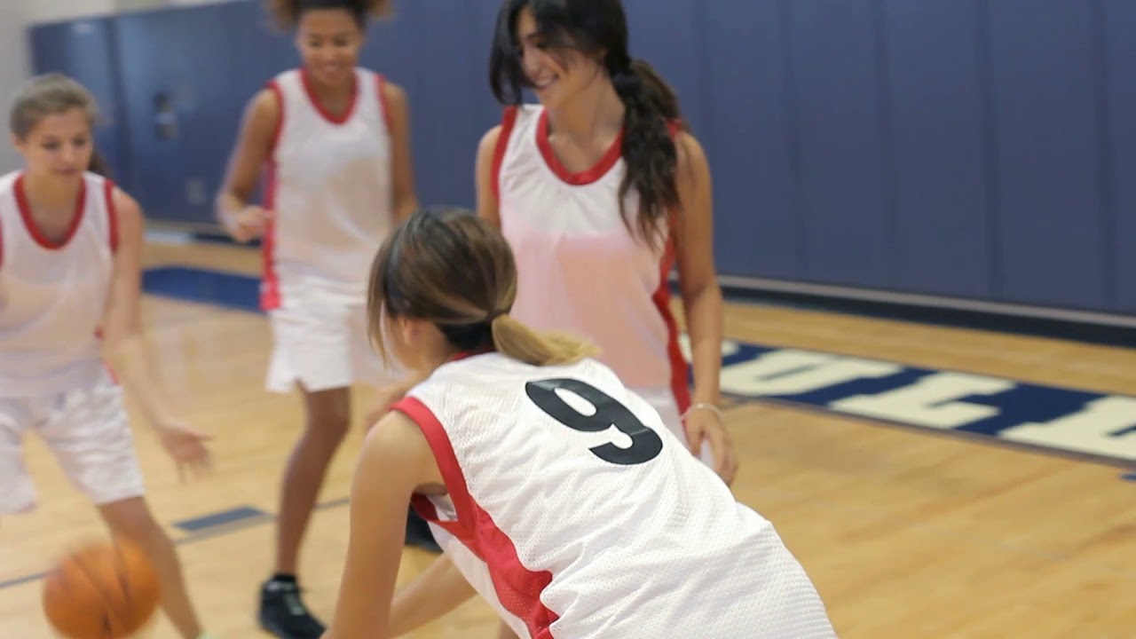 female high school basketball team playing game - YouTube