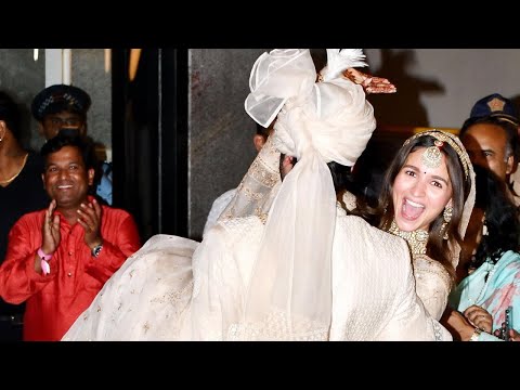 Ranbir Kapoor Holds Wife Alia Bhatt In Her Arms | Ranbir Kapoor-Alia Bhatt Wedding