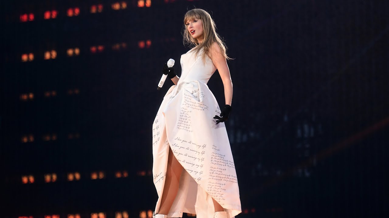 Taylor Swift - Who's Afraid Of Little Old Me? live @ the Eras Tour in ...