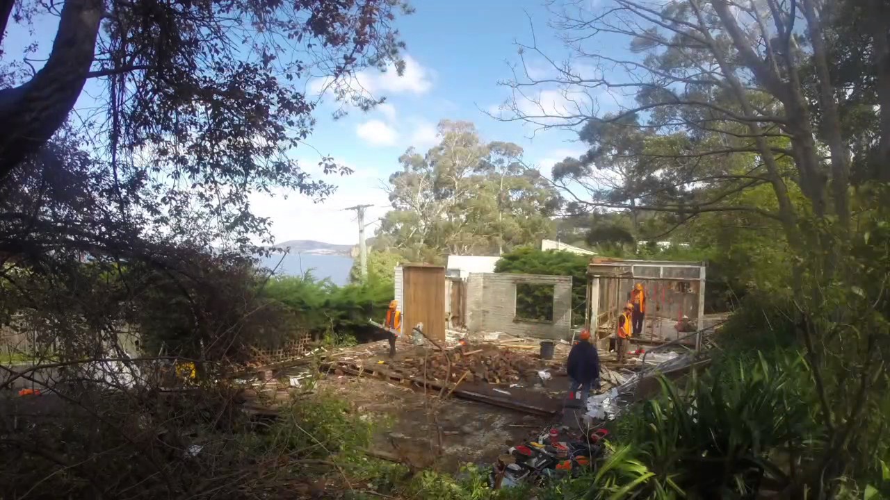 Deconstructing a whole house for re-use - YouTube