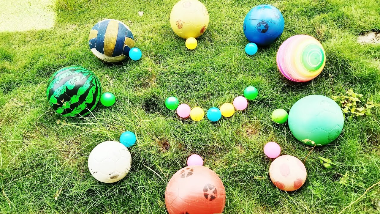 Yeeyy !!! Ayo kita belajar mengenal warna dan jenis-jenis bola bersama ...