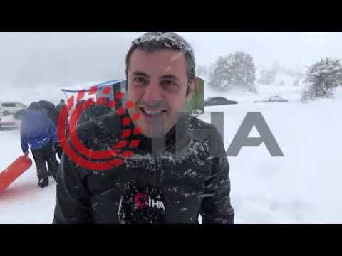 Abant’ta kar keyfini şambrelle kayarak çıkardılar