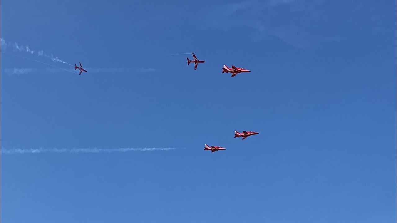Red Arrows doing some tricks over RAF Lossiemouth (Airshow) - YouTube