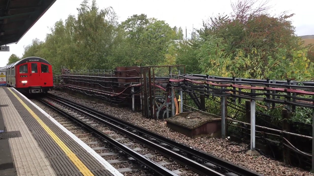 London Underground 1962 stock RAT passes through Greenford - YouTube