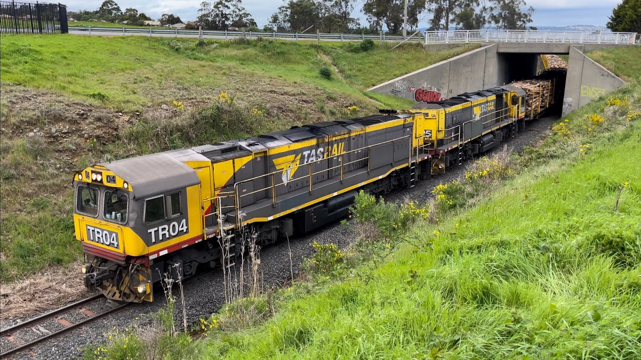 TasRail TR04 TR05 #34 train passing through Rocherlea - YouTube
