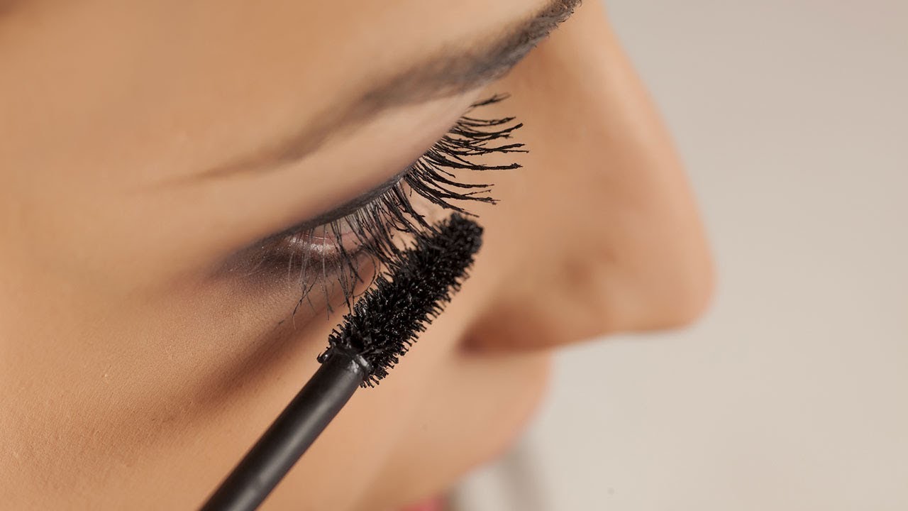 Mascara warning: What happens when you don't remove it properly - YouTube