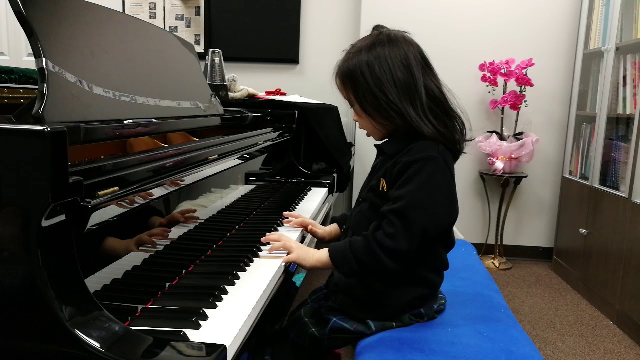 Isabella Li 5 years plays The Pipers are coming - YouTube