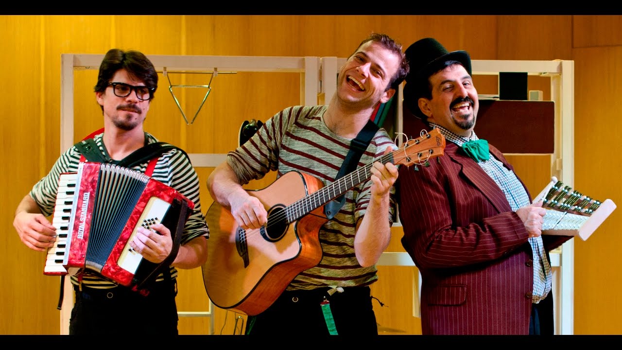 ΑΠΑΓΟΡΕΥΕΤΑΙ Η ΜΟΥΣΙΚΗ (video clip) - Άγγελος Αγγέλου - ομάδα ...