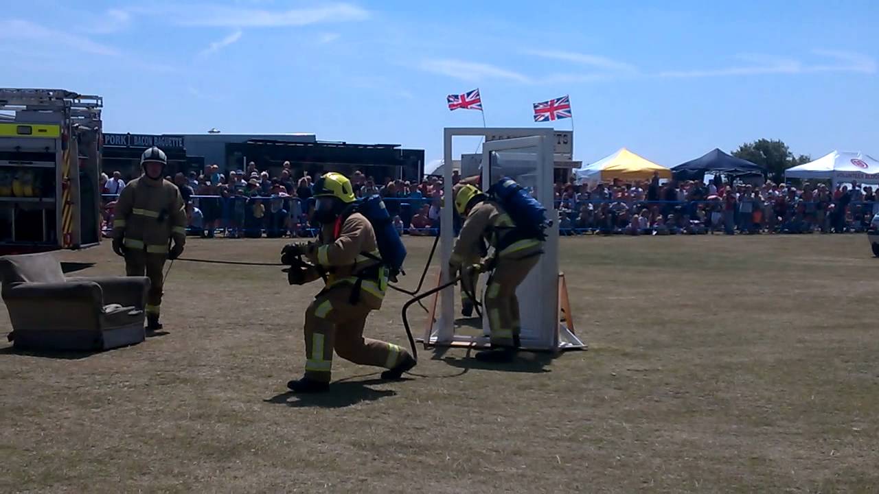 kitchen fire demo at the 999 show Eastbourne 2015 - YouTube