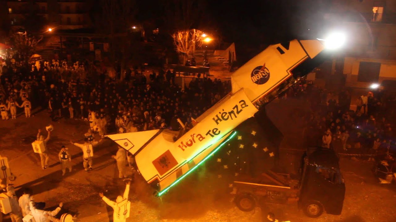Shuttle "Hora te Hënza", carro allegorico. Kalivari te Hora 2015 ...