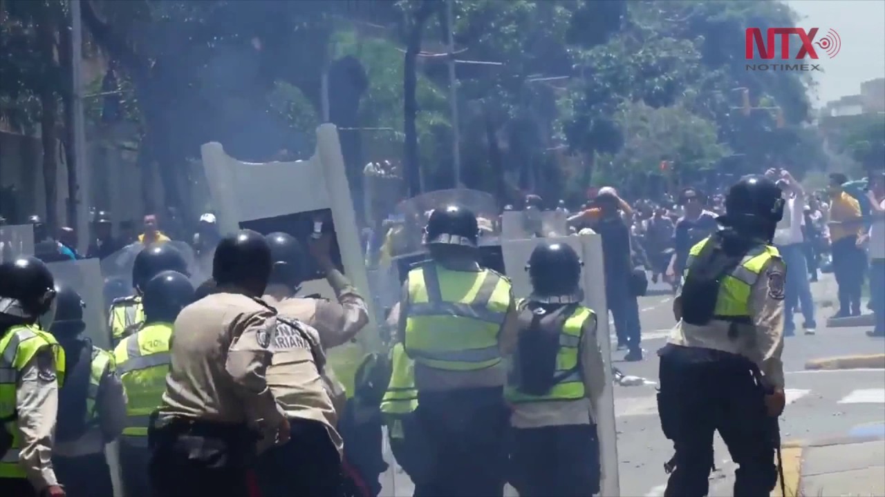 Guarimba en Caracas, Venezuela - YouTube