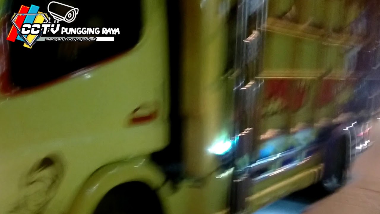 Truck siliwangi muatan sapi oleng parah - YouTube