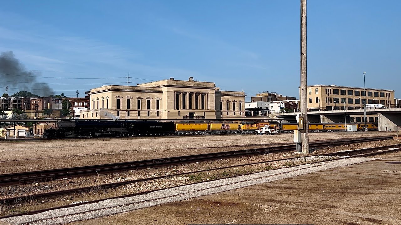 Union Pacific 4014’s 2023 Home Run Express Enters Omaha, Nebraska - YouTube