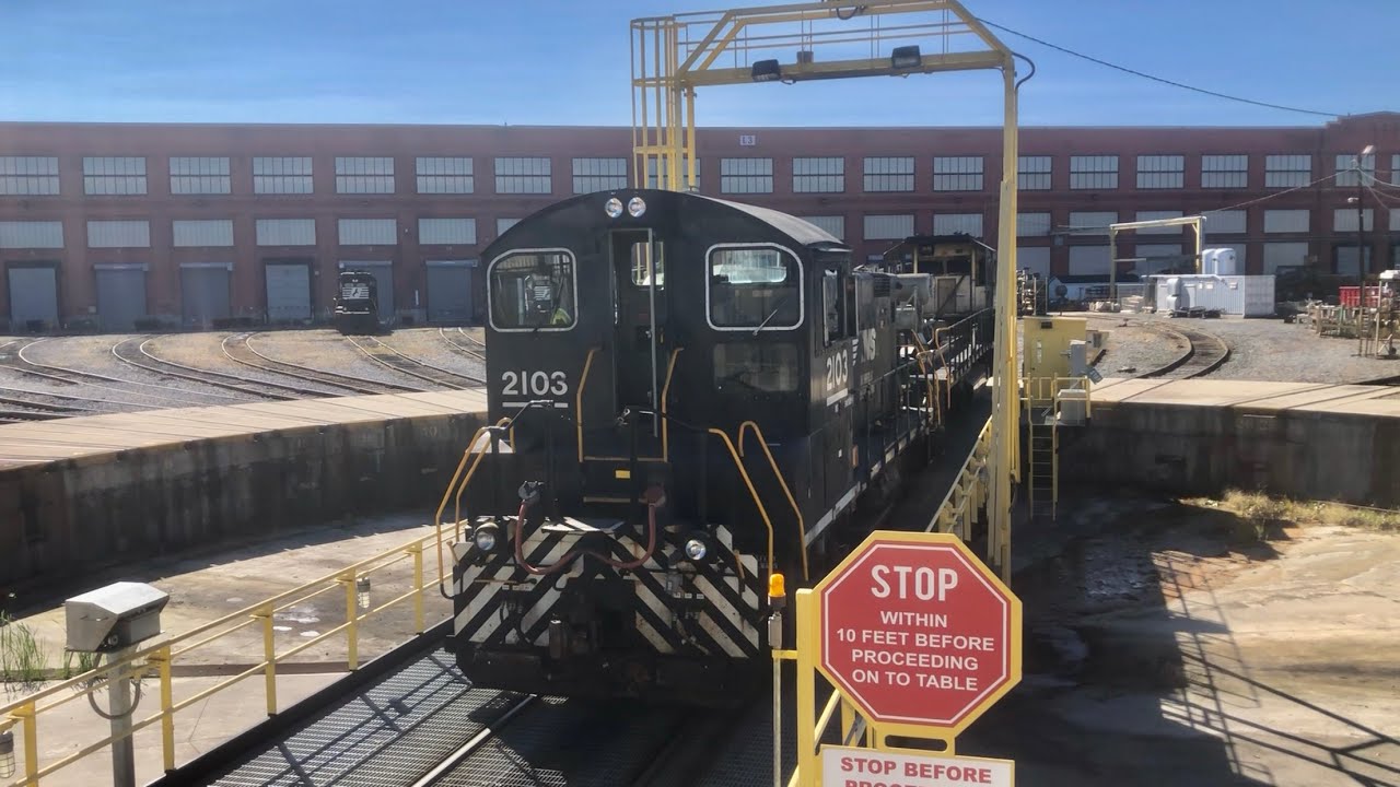 SW1001 Pushes Nearly Stripped SD40 2 onto Bay 19 - YouTube