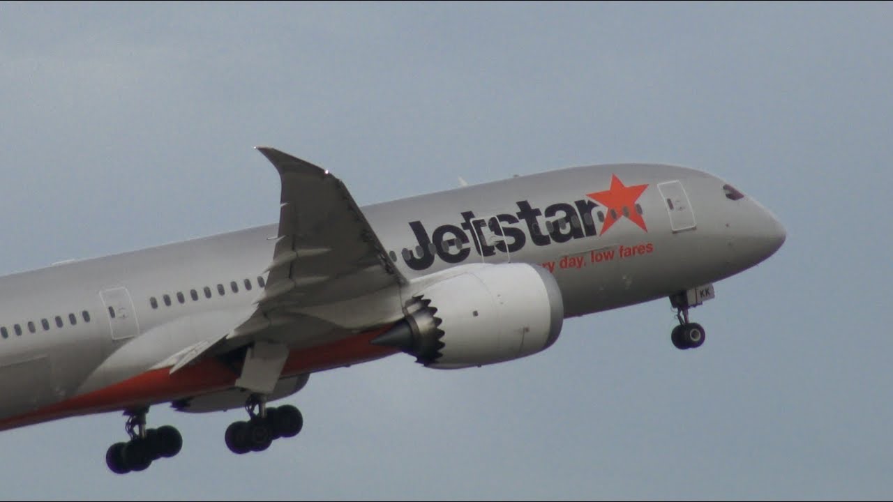 [4K] Jetstar pilot forgets to retract the landing gear?! B787 take-off ...