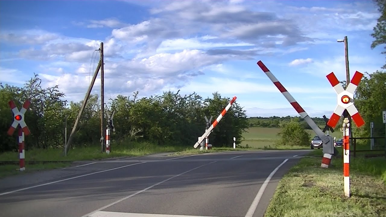 Spoorwegovergang Zeitz (D) // Railroad crossing // Bahnübergang - YouTube