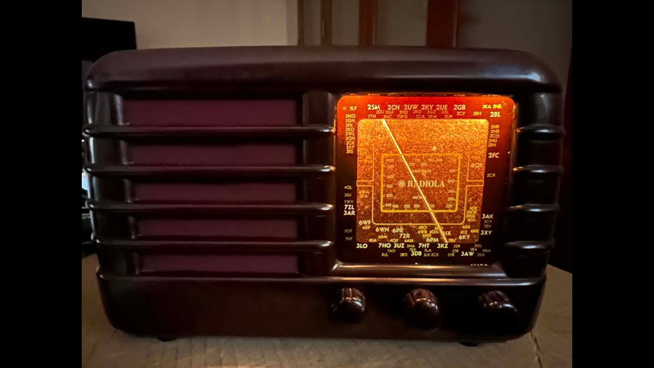 AWA Radiola Vintage Bakelite Valve Radio Model 519M - YouTube