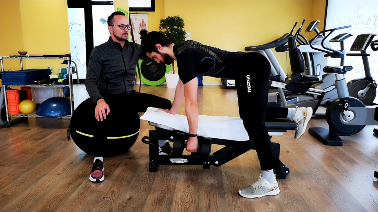 REMATORE CON MANUBRI SU PANCA - YouTube