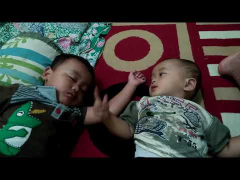 Kakak beradik  . Adek gue reseh banget yaa