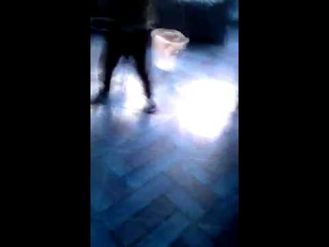 Niña loca bailando \