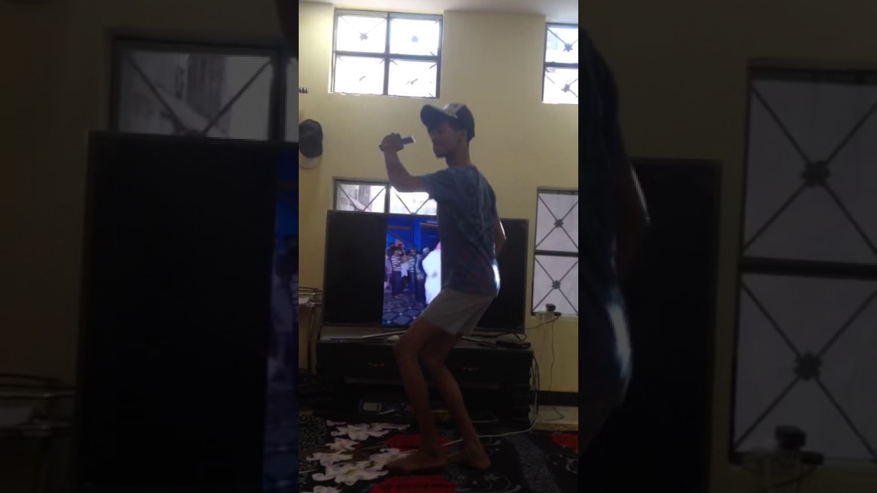 Arab boy dance on hyderabadi marfa - YouTube