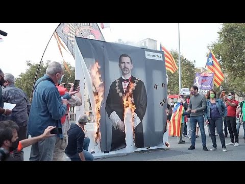 Katalanlar, Barselona'yı ziyaret eden Kral 6. Felipe'nin fotoğraflarını yaktı