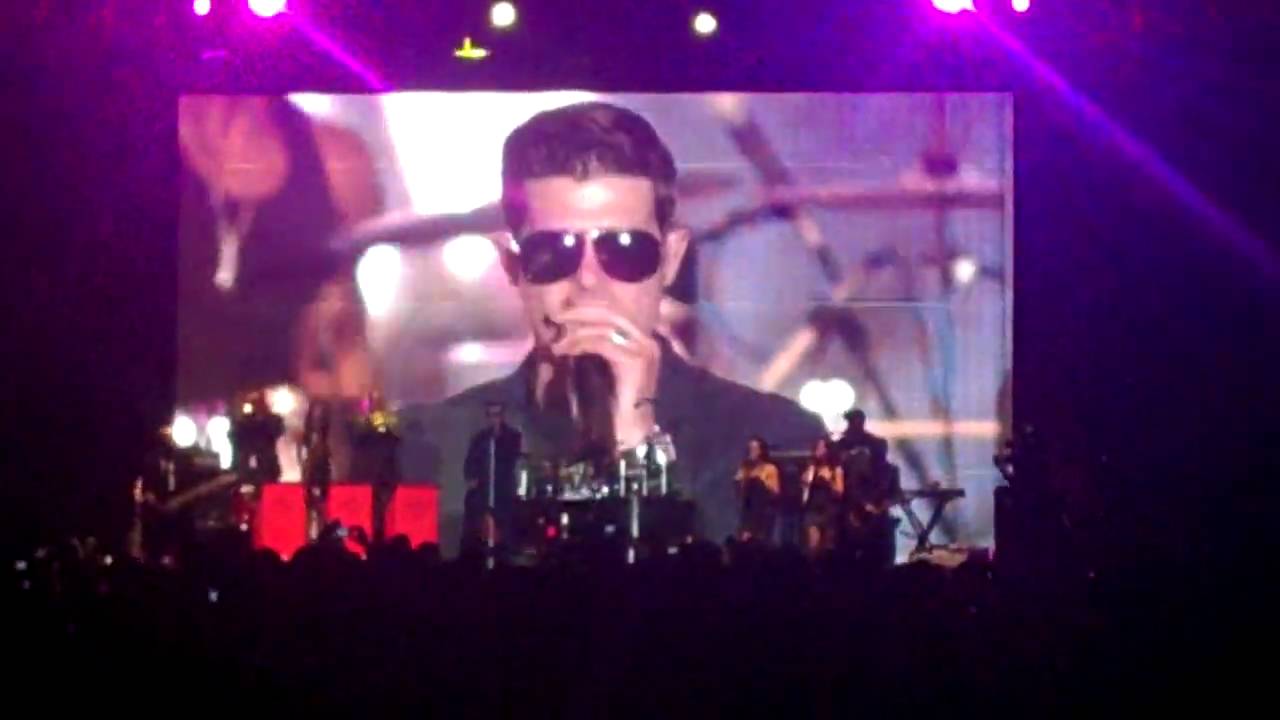 Robin Thicke performing "Magic" at Jazz in the Gardens 3/20/10 (Miami ...