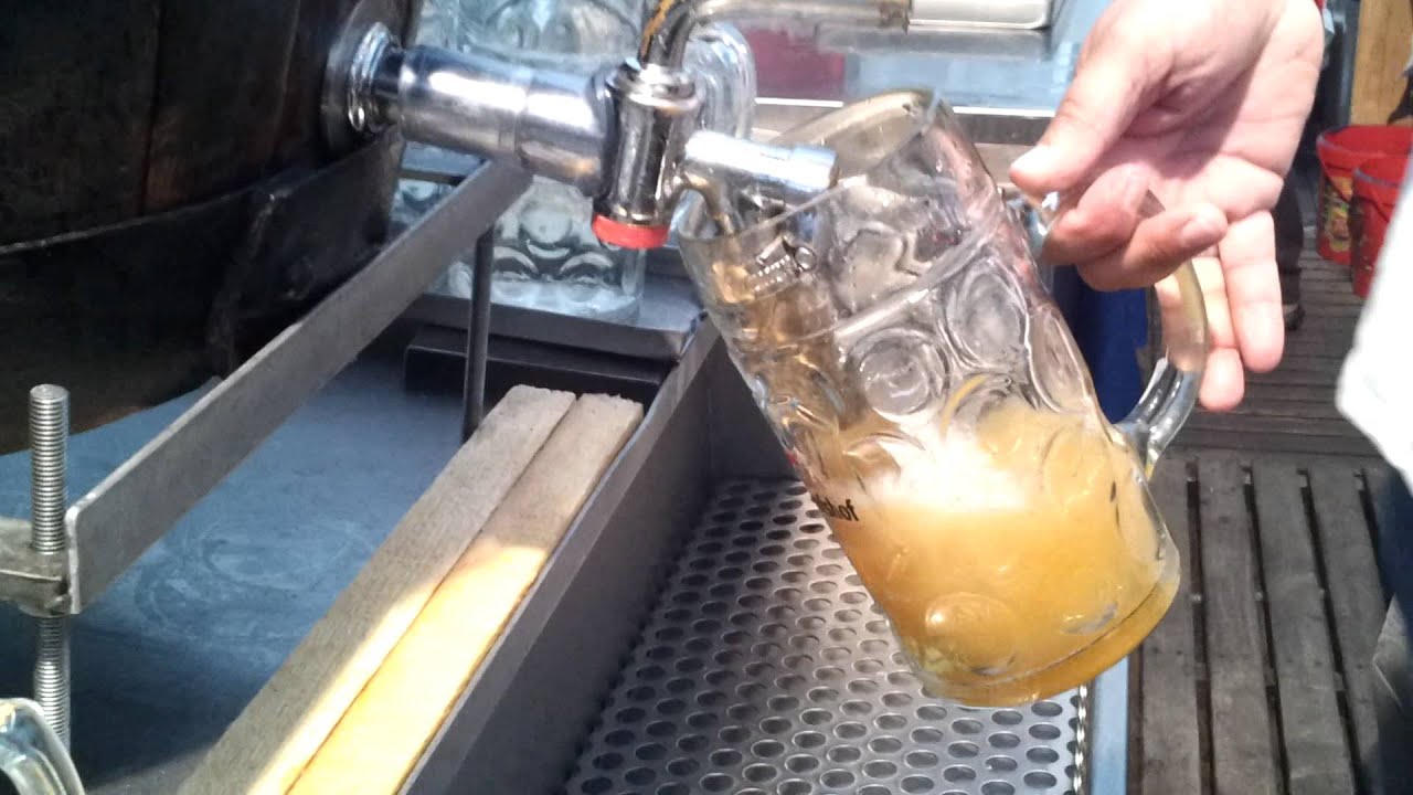 Bier zapfen im Festzelt Glöckl Dult Regensburg - YouTube