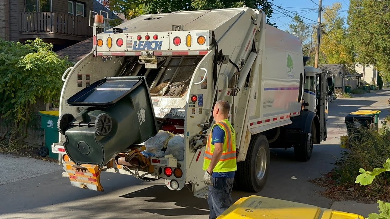 Shorewood Mack LR Leach Alpha III Rear Loader Garbage Truck Packing ...