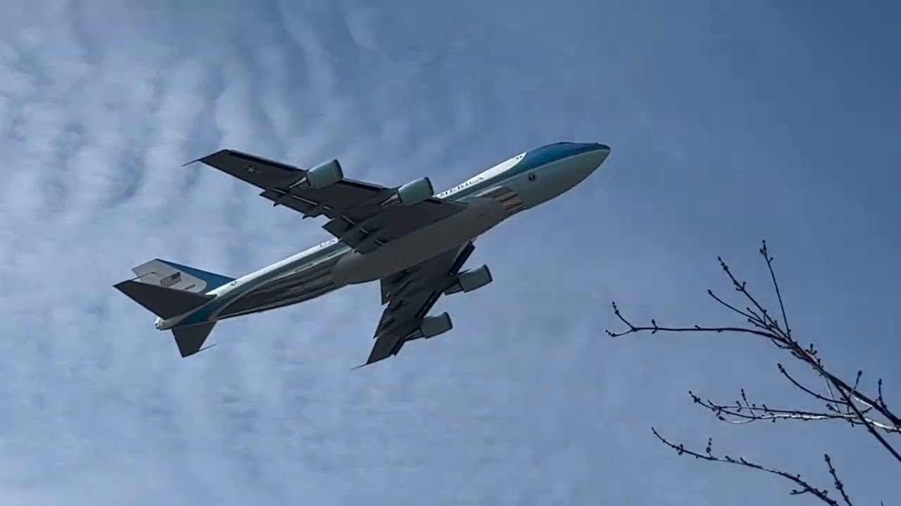SAM 28000 (sometimes known as Air Force One) does touch and goes at ...