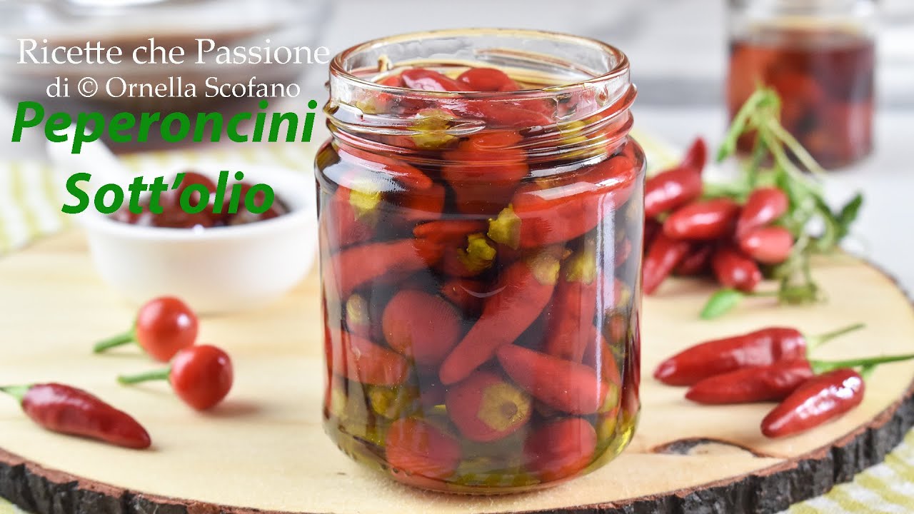 Come conservare i peperoncini interi sott'olio alla calabrese - Ricette ...