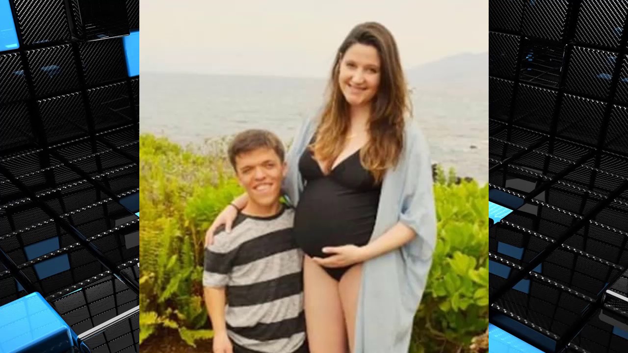 Tori Roloff Rocks Swimsuit, Takes Bored Son for a Dip - YouTube