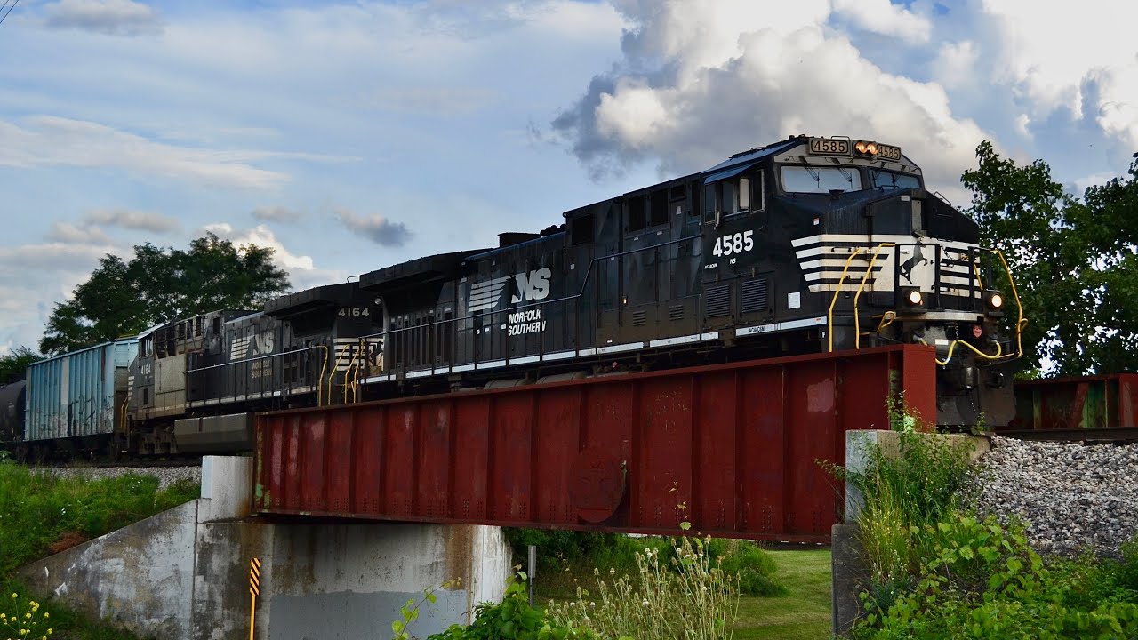 NS AC44C6Ms 4585 & 4164 lead CN U705 and FLIES through Glendale Heights ...