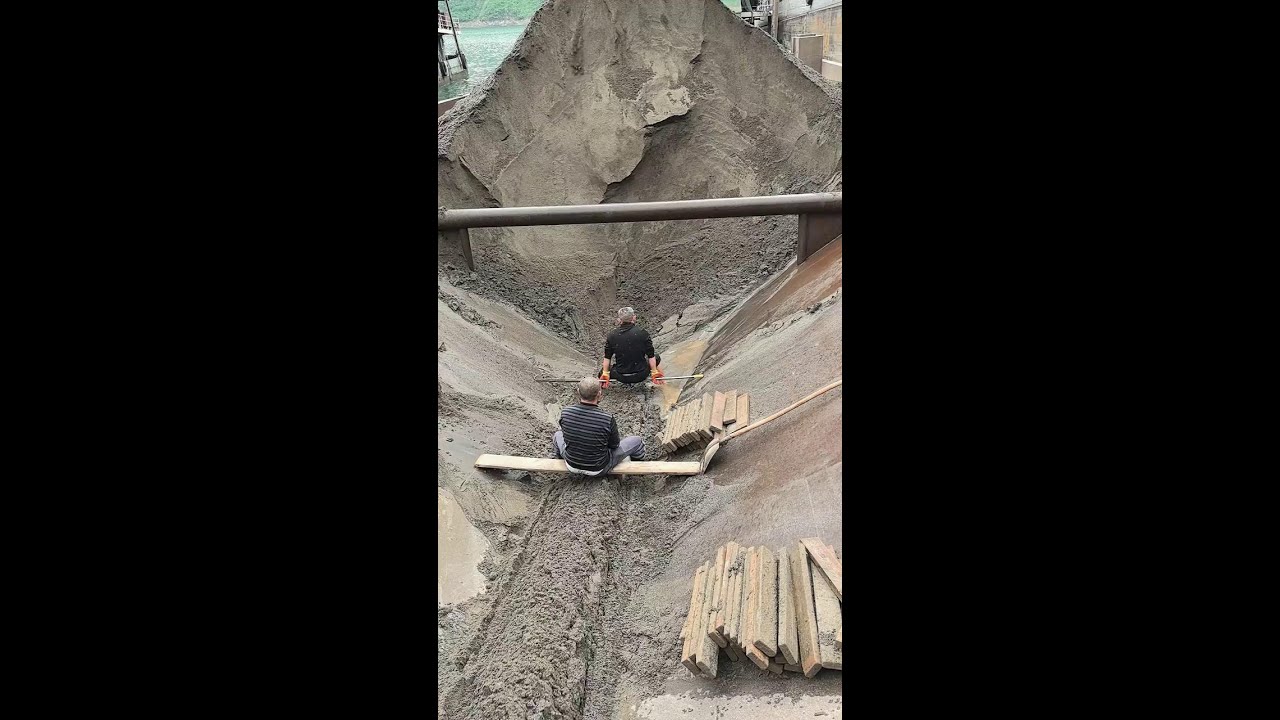 Here comes the video of 1,300-ton sand boat unloading and decompressing ...