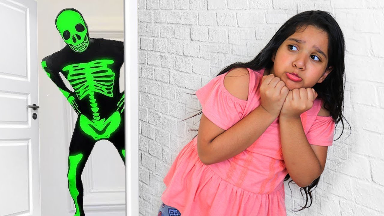 شفا خافت من الهيكل العظمي !!! Shfa is playing with Green Body Suit ...