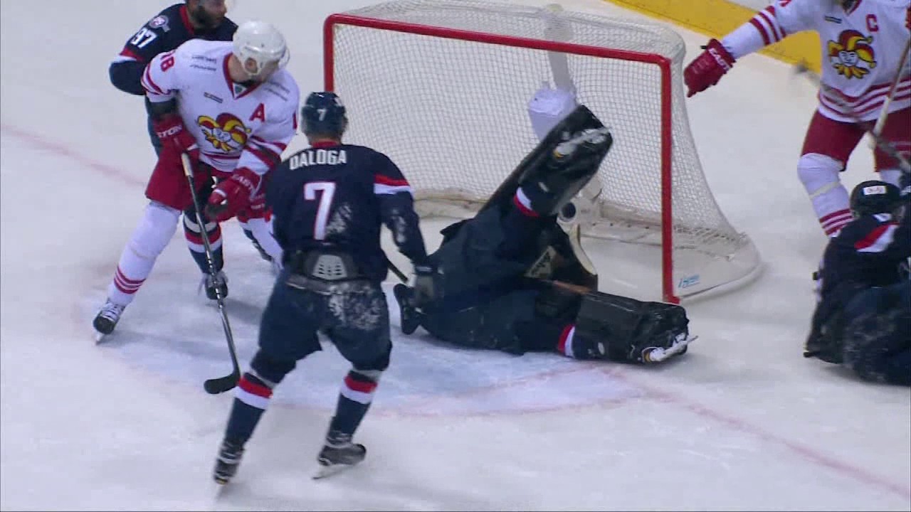 Barry Brust fantastic stretching save - YouTube