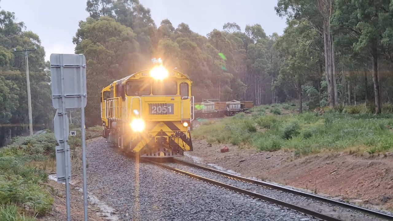TasRail 2051 DV2 #3XS empty Ballast train crossing Magazine Road - YouTube