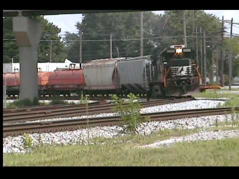 ns c40-9 8845 with great p5 horn and sd70 with great k5la at Bellevue, Ohio - YouTube