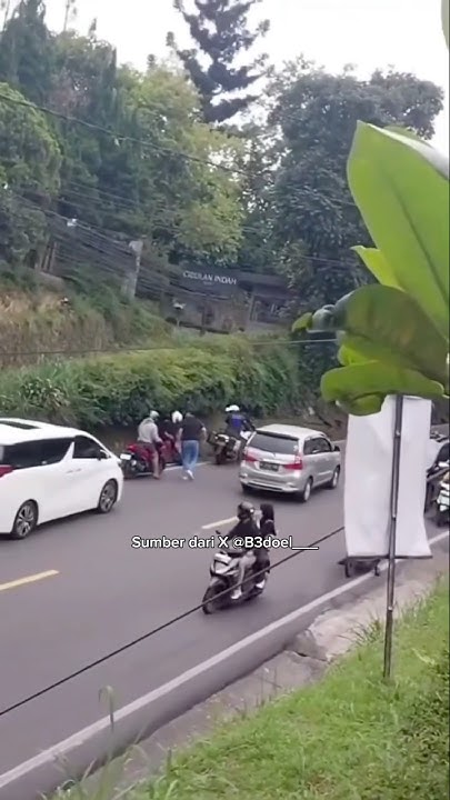 😱OKNUM PATWAL INI YANG MEMEPET PENGENDARA MOTOR HINGGA TERJATUH - YouTube